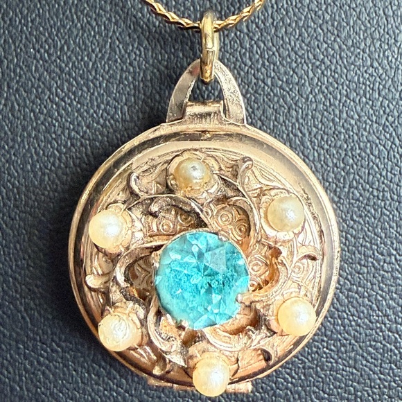 Vintage | Jewelry | Vintage Elegant Gold Tone Locket Embellished With ...